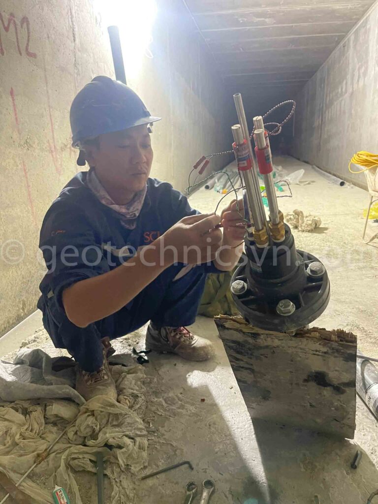 Giãn kế thanh đa điểm Rod_Extensometer_Geokon